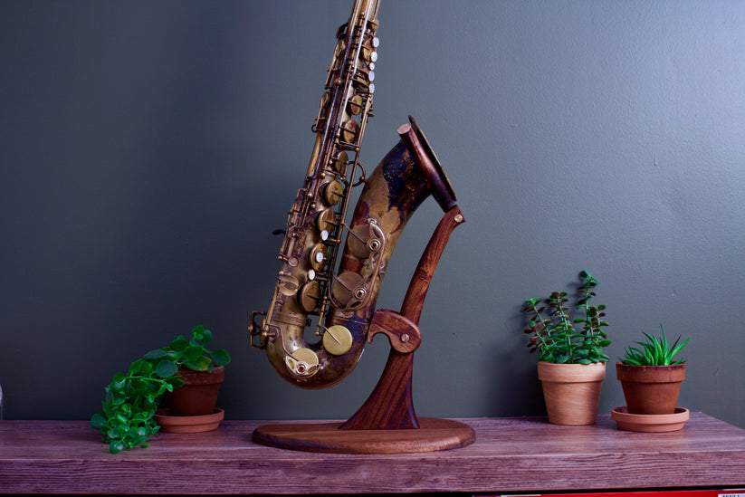 Saxophone Stand in Solid Wood – Wood & Winds