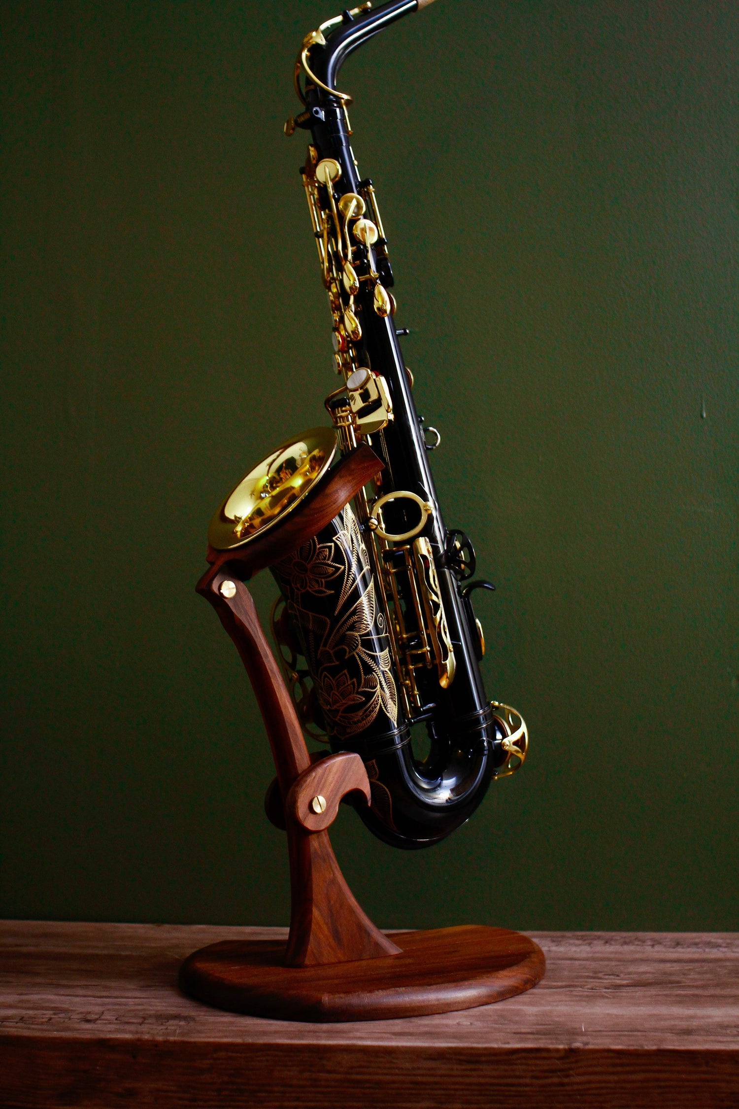 Saxophone Stand in Solid Wood – Wood & Winds